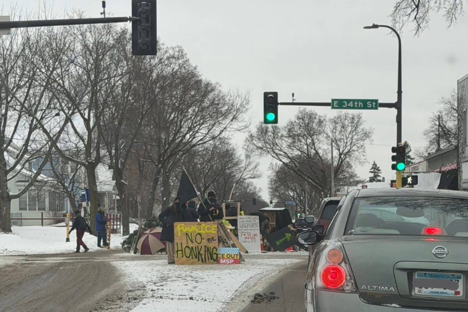 Anti-ICE agitators set up blockade on Minneapolis street, check drivers ...